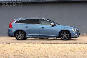 Zils Volvo V60 2014 Jelgava, ar dzinēja tilpumu 2.00 L un nobraukumu 330 tūkst. km par 2900 €, foto 4 vietnē AUTOMOTO.COM.LV