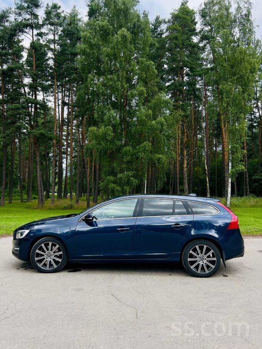 Blue Volvo V60 2014 in Ogre, with an engine capacity of 2.60 L and mileage of 300 thousand km for 9200 €, photo 1 on AUTOMOTO.COM.LV