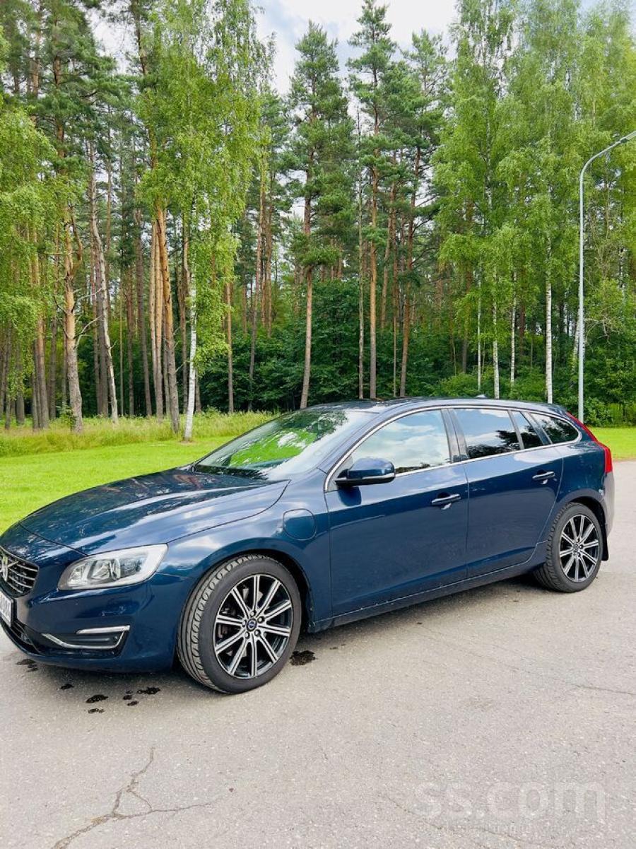 Blue Volvo V60 2014 in Ogre, with an engine capacity of 2.60 L and mileage of 300 thousand km for 9200 €, photo 3 on AUTOMOTO.COM.LV