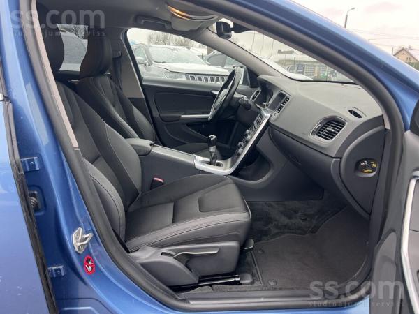 Blue Volvo V60 2014 in Riga, with an engine capacity of 2.00 L and mileage of 228 thousand km for 7550 €, photo 9 on AUTOMOTO.COM.LV