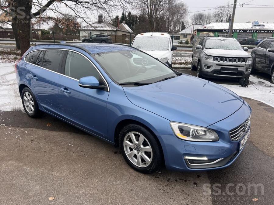 Blue Volvo V60 2014 in Riga, with an engine capacity of 2.00 L and mileage of 228 thousand km for 7550 €, photo 3 on AUTOMOTO.COM.LV