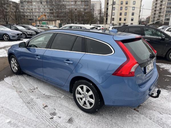Zils Volvo V60 2014 Rīga, ar dzinēja tilpumu 2.00 L un nobraukumu 228 tūkst. km par 7550 €, foto 6 vietnē AUTOMOTO.COM.LV