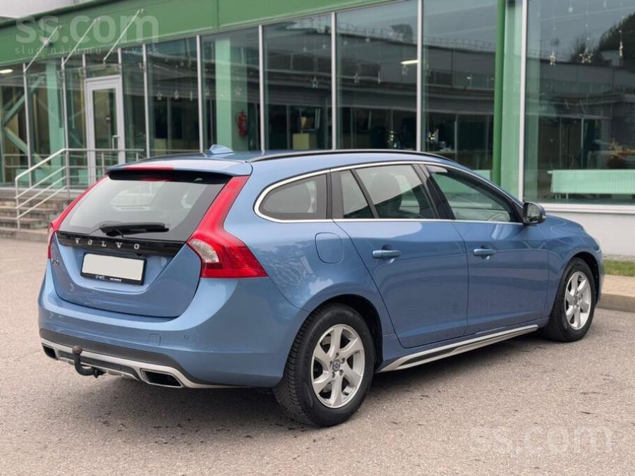 Blue Volvo V60 2014 in Riga, with an engine capacity of 2.00 L and mileage of 240 thousand km for 7700 €, photo 3 on AUTOMOTO.COM.LV