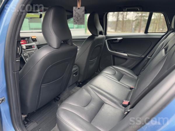 Zils Volvo V60 2014 Rīga, ar dzinēja tilpumu 2.00 L un nobraukumu 240 tūkst. km par 7700 €, foto 6 vietnē AUTOMOTO.COM.LV