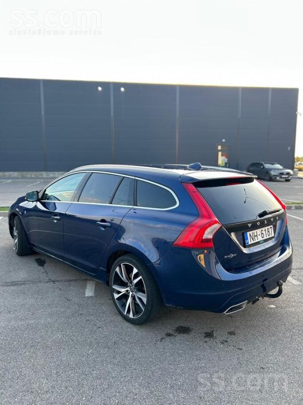 Zils Volvo V60 2014 Rīga, ar dzinēja tilpumu 2.00 L un nobraukumu 254 tūkst. km par 8000 €, foto 3 vietnē AUTOMOTO.COM.LV