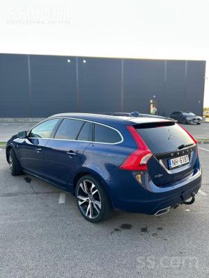 Zils Volvo V60 2014 Rīga, ar dzinēja tilpumu 2.00 L un nobraukumu 254 tūkst. km par 8000 €, foto 3 vietnē AUTOMOTO.COM.LV