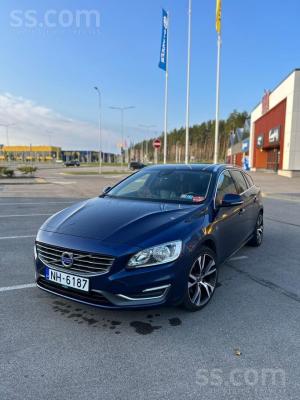 Zils Volvo V60 2014 Rīga, ar dzinēja tilpumu 2.00 L un nobraukumu 254 tūkst. km par 8000 €, foto 5 vietnē AUTOMOTO.COM.LV
