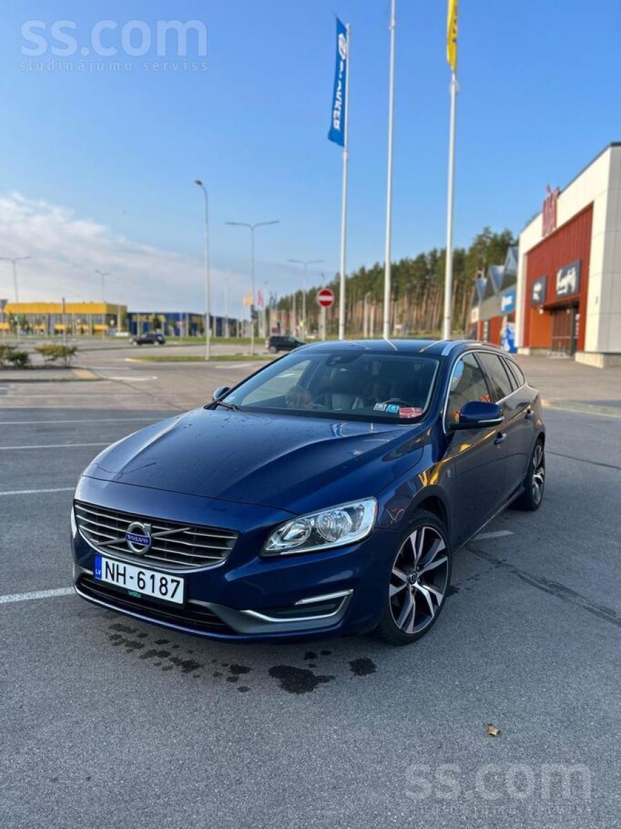 Zils Volvo V60 2014 Rīga, ar dzinēja tilpumu 2.00 L un nobraukumu 254 tūkst. km par 8000 €, foto 5 vietnē AUTOMOTO.COM.LV