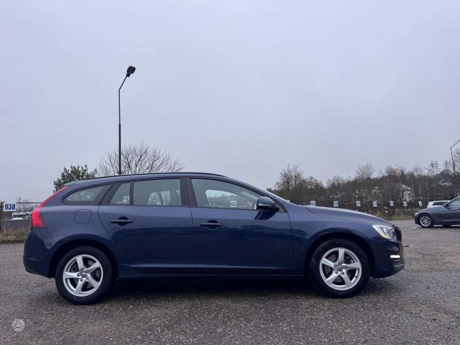 Zils Volvo V60 2014 Alīta, ar dzinēja tilpumu 1.56 L un nobraukumu 266 tūkst. km par 6500 €, foto 5 vietnē AUTOMOTO.COM.LV