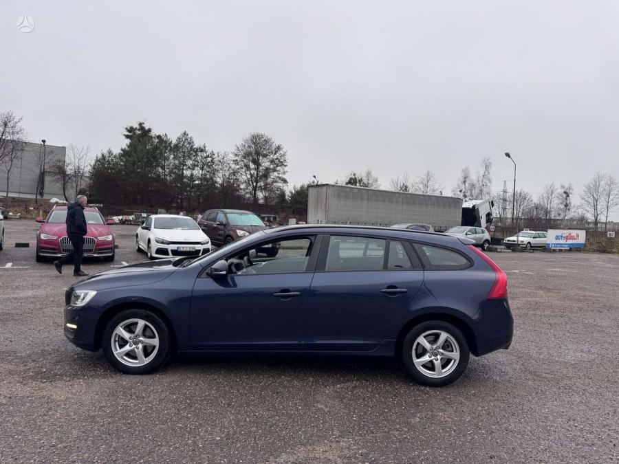 Zils Volvo V60 2014 Alīta, ar dzinēja tilpumu 1.56 L un nobraukumu 266 tūkst. km par 6500 €, foto 6 vietnē AUTOMOTO.COM.LV