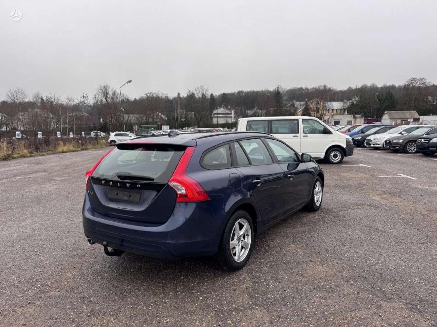 Zils Volvo V60 2014 Alīta, ar dzinēja tilpumu 1.56 L un nobraukumu 266 tūkst. km par 6500 €, foto 10 vietnē AUTOMOTO.COM.LV
