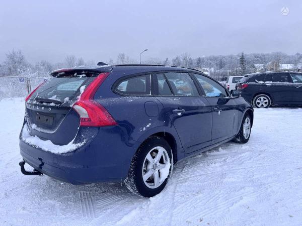 Blue Volvo V60 2014 in Alytus, with an engine capacity of 1.56 L and mileage of 261 thousand km for 6500 €, photo 9 on AUTOMOTO.COM.LV
