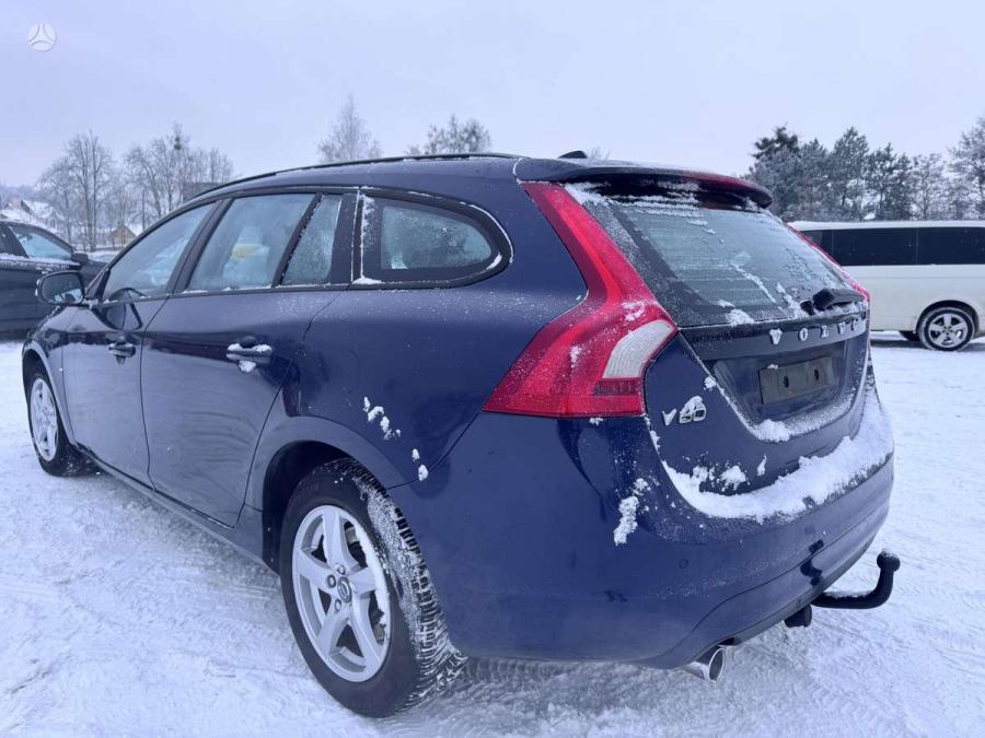 Zils Volvo V60 2014 Alīta, ar dzinēja tilpumu 1.56 L un nobraukumu 261 tūkst. km par 6500 €, foto 10 vietnē AUTOMOTO.COM.LV