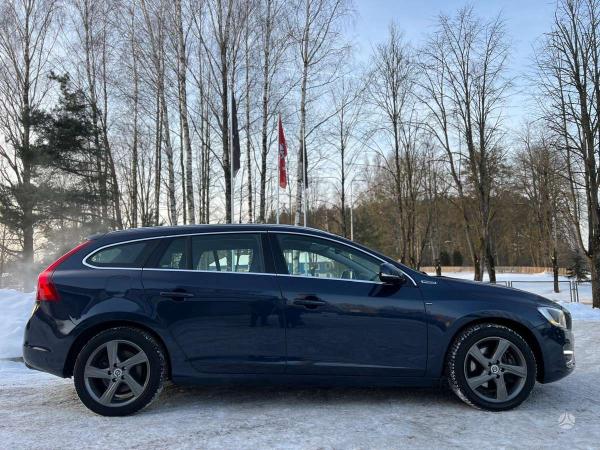 Blue Volvo V60 2014 in Kazlu Ruda, with an engine capacity of 2.40 L and mileage of 250 thousand km for 6999 €, photo 9 on AUTOMOTO.COM.LV