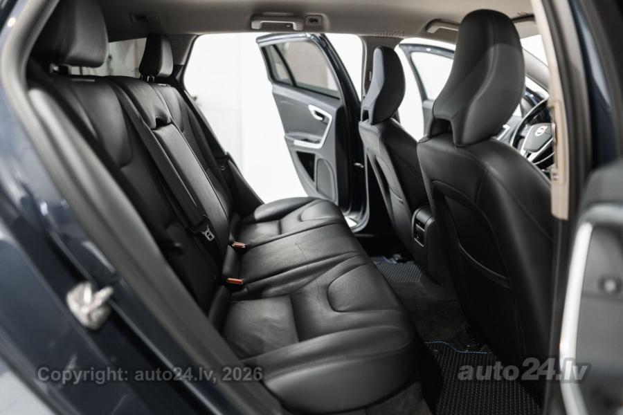 Blue Volvo V60 2014 in Tallinn, with an engine capacity of 2.00 L and mileage of 275 thousand km for 7500 €, photo 16 on AUTOMOTO.COM.LV