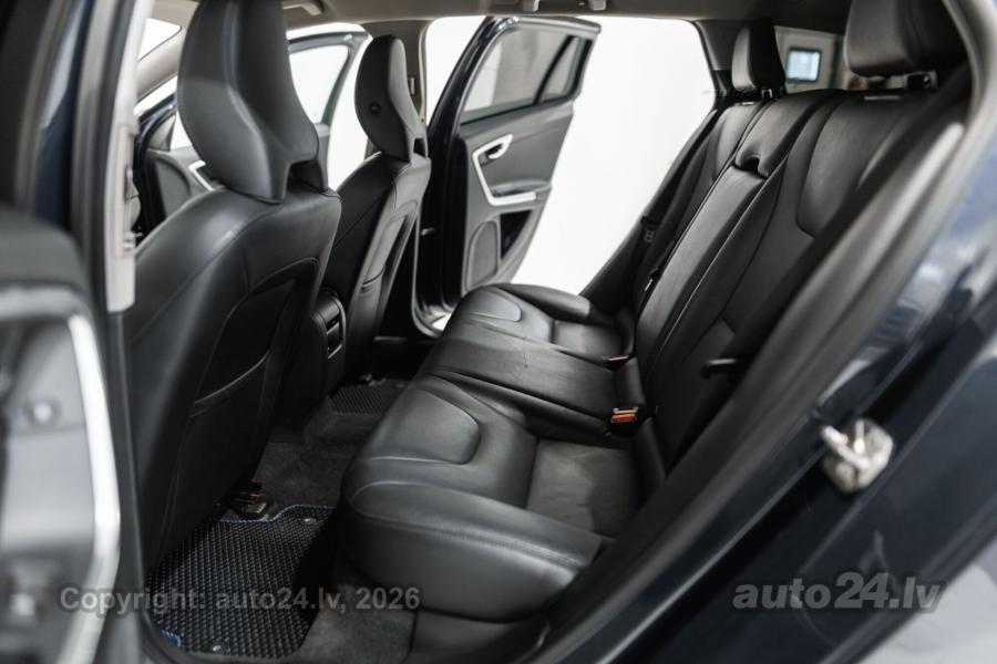 Blue Volvo V60 2014 in Tallinn, with an engine capacity of 2.00 L and mileage of 275 thousand km for 7500 €, photo 17 on AUTOMOTO.COM.LV