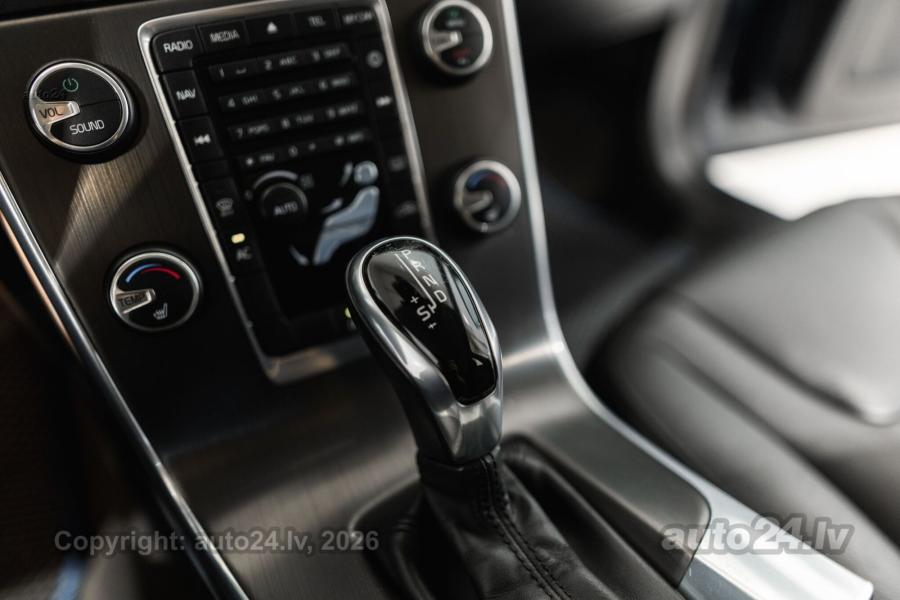 Blue Volvo V60 2014 in Tallinn, with an engine capacity of 2.00 L and mileage of 275 thousand km for 7500 €, photo 21 on AUTOMOTO.COM.LV