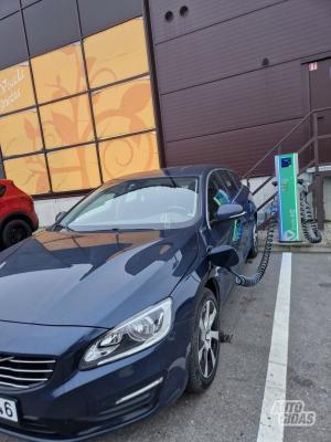 Zils Volvo V60 2014 Viļņa, ar dzinēja tilpumu 2.40 L un nobraukumu 295 tūkst. km par 6000 €, foto  vietnē AUTOMOTO.COM.LV