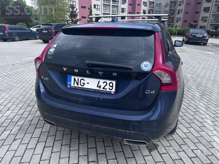 Blue Volvo V60 2014 in Riga, with an engine capacity of 2.00 L and mileage of 263 thousand km for 8900 €, photo 4 on AUTOMOTO.COM.LV