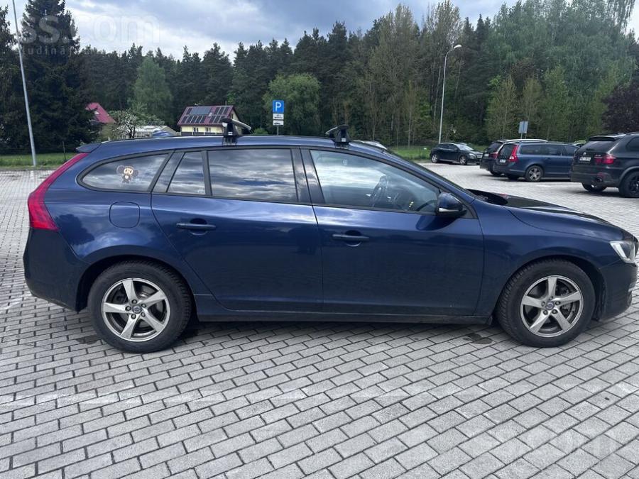 Blue Volvo V60 2014 in Riga, with an engine capacity of 2.00 L and mileage of 263 thousand km for 8900 €, photo 5 on AUTOMOTO.COM.LV