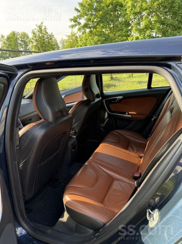 Zils Volvo V60 2014 Aizkraukle, ar dzinēja tilpumu 2.00 L un nobraukumu 398 tūkst. km par 4800 €, foto 10 vietnē AUTOMOTO.COM.LV