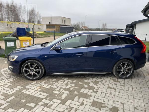Blue Volvo V60 2014 in Riga, with an engine capacity of 2.00 L and mileage of 270 thousand km for 7850 €, photo 4 on AUTOMOTO.COM.LV