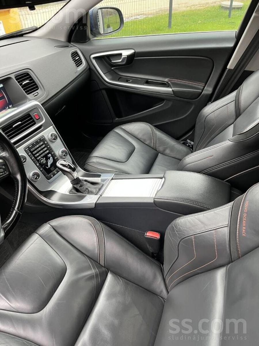 Zils Volvo V60 2014 Rīga, ar dzinēja tilpumu 2.00 L un nobraukumu 270 tūkst. km par 7850 €, foto 10 vietnē AUTOMOTO.COM.LV