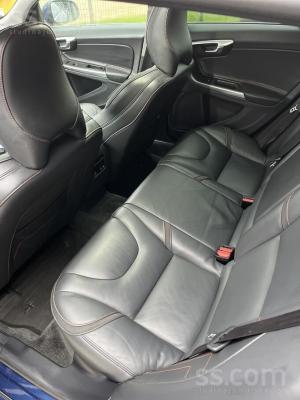 Zils Volvo V60 2014 Rīga, ar dzinēja tilpumu 2.00 L un nobraukumu 270 tūkst. km par 7850 €, foto 12 vietnē AUTOMOTO.COM.LV