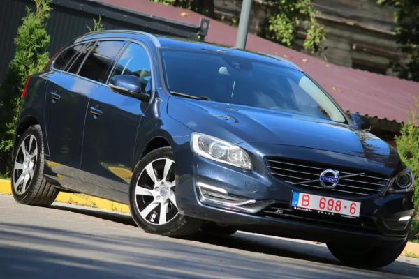 Blue Volvo V60 2014 in Riga, with an engine capacity of 2.40 L and mileage of 295 thousand km for 6490 €, photo 2 on AUTOMOTO.COM.LV