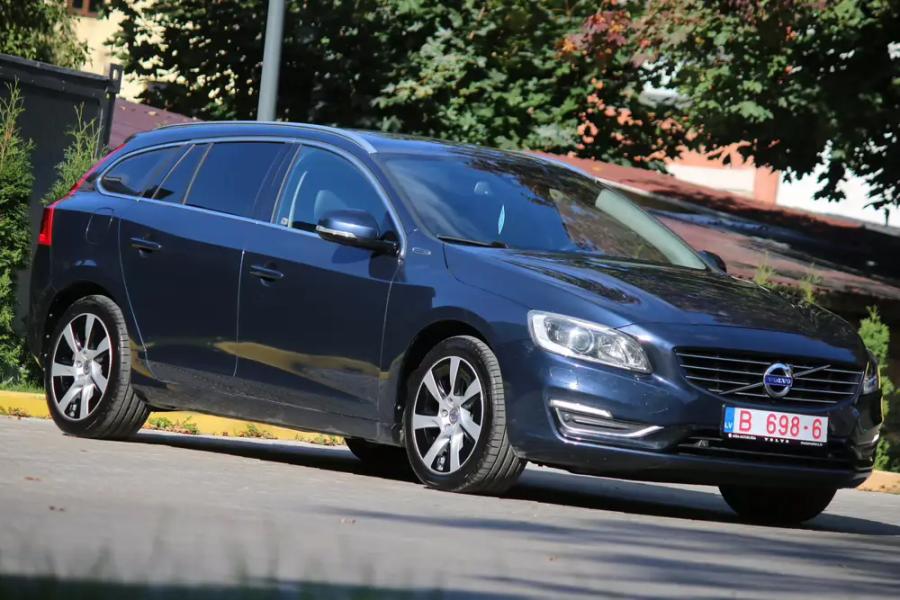 Blue Volvo V60 2014 in Riga, with an engine capacity of 2.40 L and mileage of 295 thousand km for 6490 €, photo 4 on AUTOMOTO.COM.LV