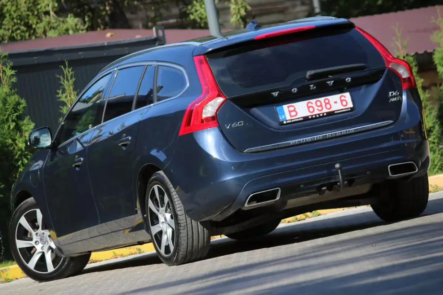 Blue Volvo V60 2014 in Riga, with an engine capacity of 2.40 L and mileage of 295 thousand km for 6490 €, photo 5 on AUTOMOTO.COM.LV
