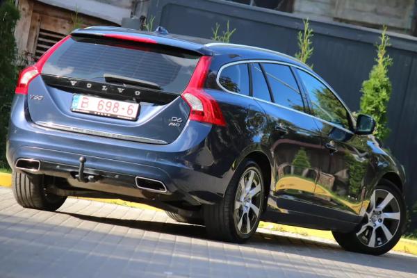 Blue Volvo V60 2014 in Riga, with an engine capacity of 2.40 L and mileage of 295 thousand km for 6490 €, photo 5 on AUTOMOTO.COM.LV