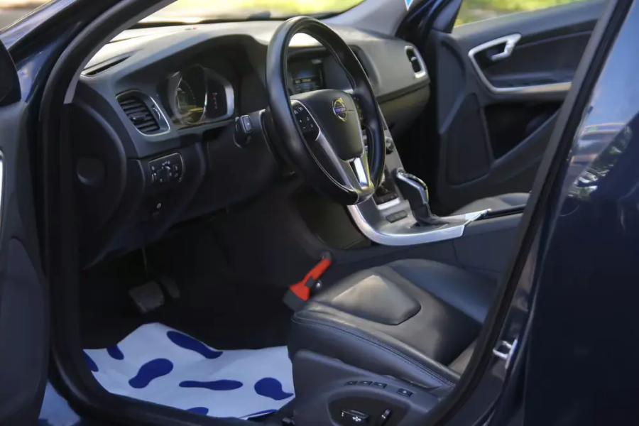 Blue Volvo V60 2014 in Riga, with an engine capacity of 2.40 L and mileage of 295 thousand km for 6490 €, photo 8 on AUTOMOTO.COM.LV