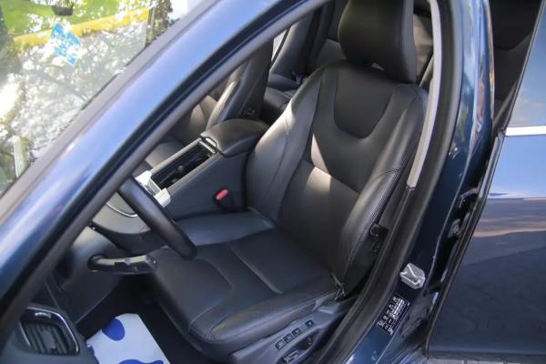 Blue Volvo V60 2014 in Riga, with an engine capacity of 2.40 L and mileage of 295 thousand km for 6490 €, photo 9 on AUTOMOTO.COM.LV