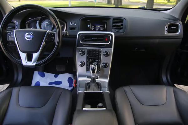 Blue Volvo V60 2014 in Riga, with an engine capacity of 2.40 L and mileage of 295 thousand km for 6490 €, photo 10 on AUTOMOTO.COM.LV
