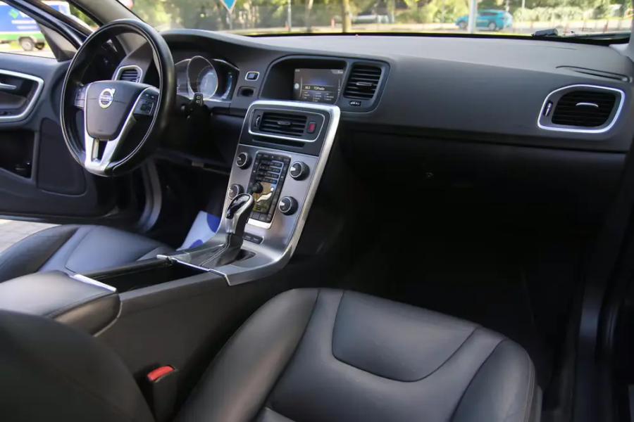 Blue Volvo V60 2014 in Riga, with an engine capacity of 2.40 L and mileage of 295 thousand km for 6490 €, photo 12 on AUTOMOTO.COM.LV