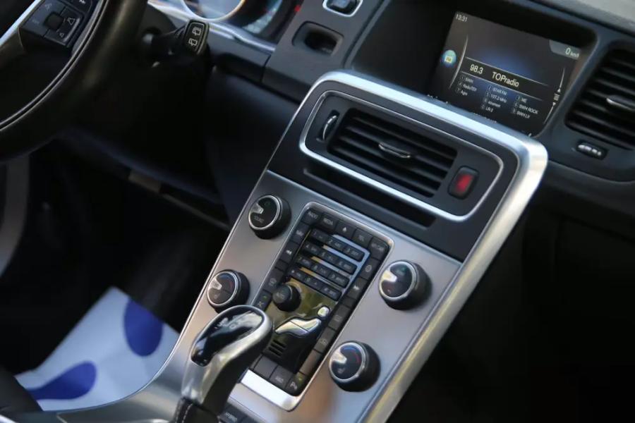 Blue Volvo V60 2014 in Riga, with an engine capacity of 2.40 L and mileage of 295 thousand km for 6490 €, photo 13 on AUTOMOTO.COM.LV