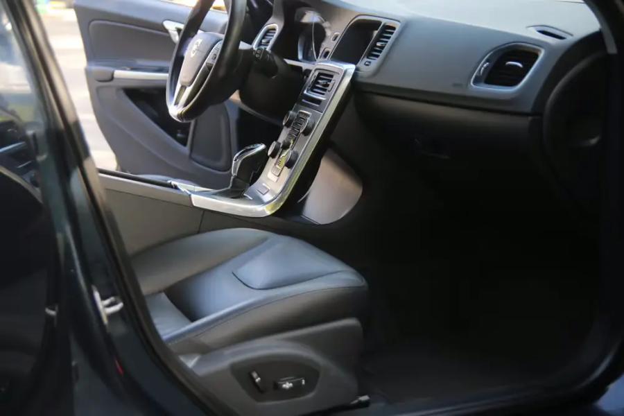 Blue Volvo V60 2014 in Riga, with an engine capacity of 2.40 L and mileage of 295 thousand km for 6490 €, photo 14 on AUTOMOTO.COM.LV