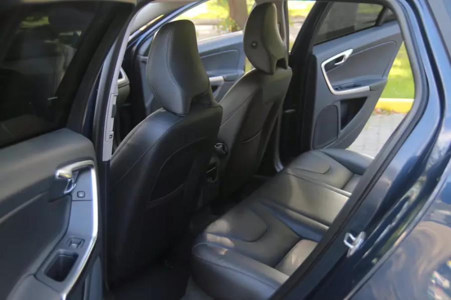 Blue Volvo V60 2014 in Riga, with an engine capacity of 2.40 L and mileage of 295 thousand km for 6490 €, photo 15 on AUTOMOTO.COM.LV
