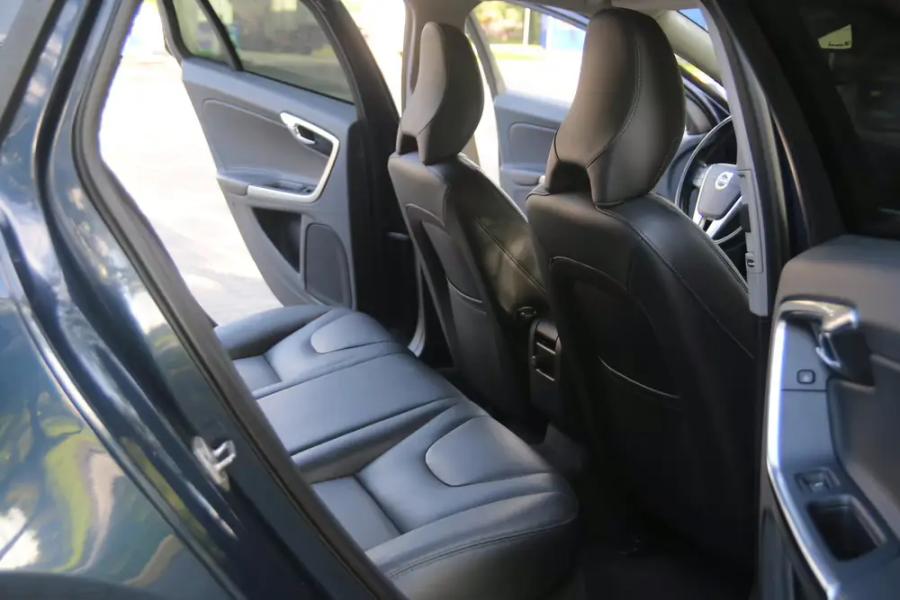Blue Volvo V60 2014 in Riga, with an engine capacity of 2.40 L and mileage of 295 thousand km for 6490 €, photo 16 on AUTOMOTO.COM.LV