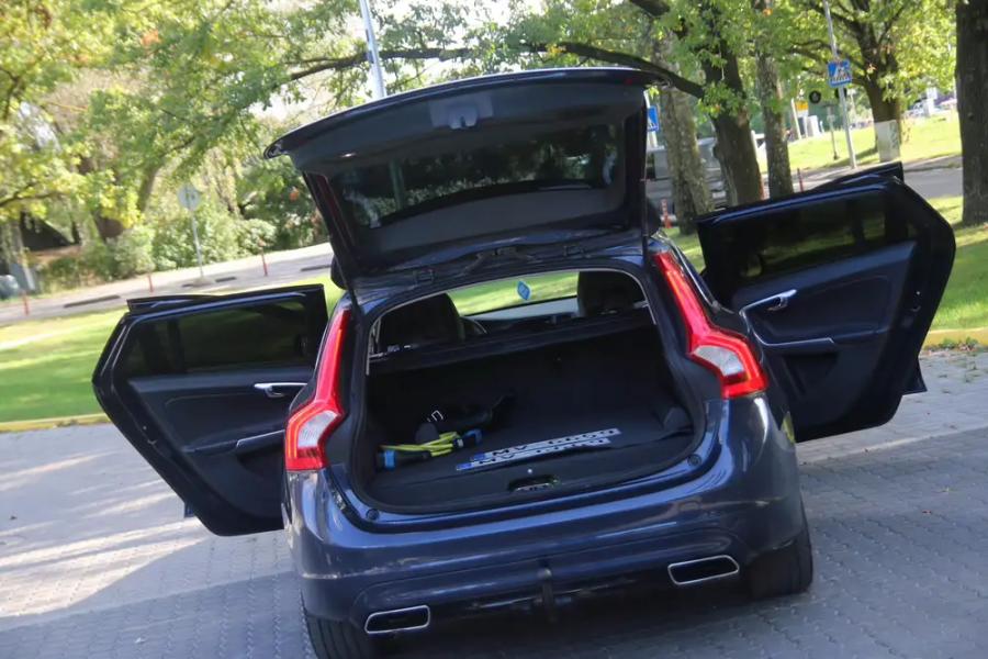 Blue Volvo V60 2014 in Riga, with an engine capacity of 2.40 L and mileage of 295 thousand km for 6490 €, photo 17 on AUTOMOTO.COM.LV