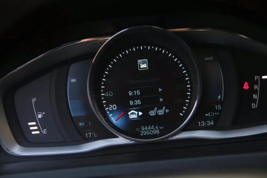 Blue Volvo V60 2014 in Riga, with an engine capacity of 2.40 L and mileage of 295 thousand km for 6490 €, photo 19 on AUTOMOTO.COM.LV