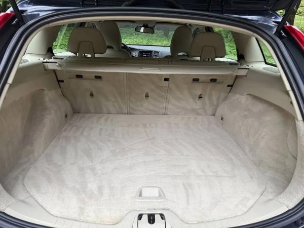 Zils Volvo V60 2014 Rīga, ar dzinēja tilpumu 2.00 L un nobraukumu 187 tūkst. km par 4600 €, foto 7 vietnē AUTOMOTO.COM.LV