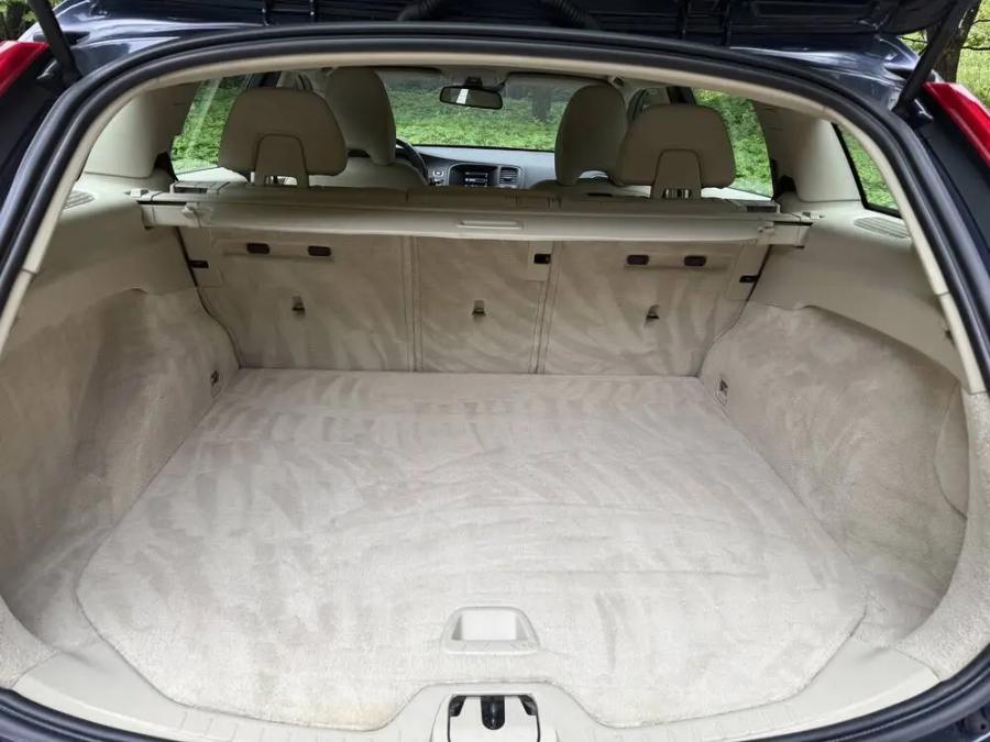 Blue Volvo V60 2014 in Riga, with an engine capacity of 2.00 L and mileage of 187 thousand km for 4600 €, photo 8 on AUTOMOTO.COM.LV