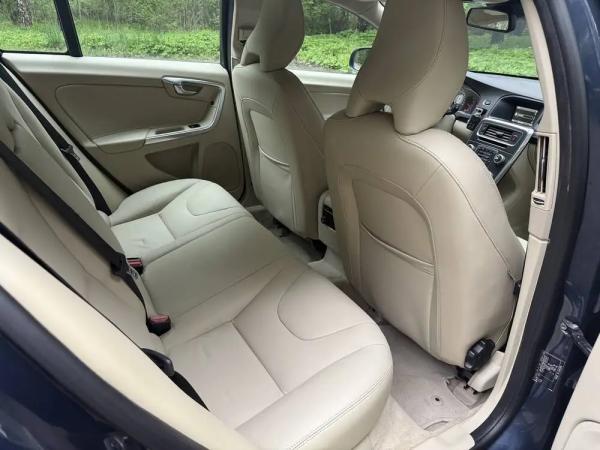 Zils Volvo V60 2014 Rīga, ar dzinēja tilpumu 2.00 L un nobraukumu 187 tūkst. km par 4600 €, foto 8 vietnē AUTOMOTO.COM.LV