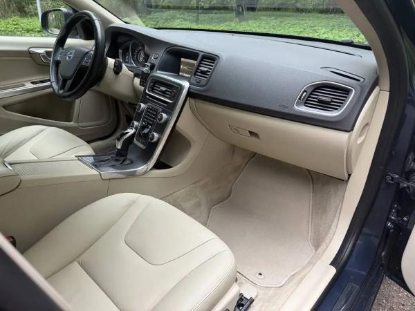 Zils Volvo V60 2014 Rīga, ar dzinēja tilpumu 2.00 L un nobraukumu 187 tūkst. km par 4600 €, foto 9 vietnē AUTOMOTO.COM.LV