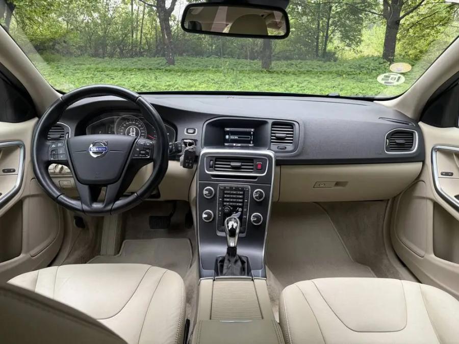Blue Volvo V60 2014 in Riga, with an engine capacity of 2.00 L and mileage of 187 thousand km for 4600 €, photo 12 on AUTOMOTO.COM.LV