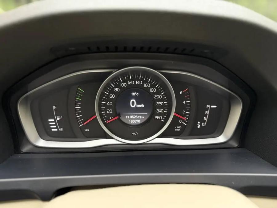 Blue Volvo V60 2014 in Riga, with an engine capacity of 2.00 L and mileage of 187 thousand km for 4600 €, photo 15 on AUTOMOTO.COM.LV