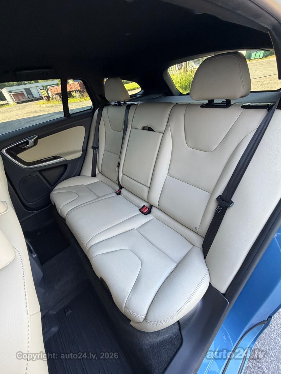 Zils Volvo V60 2014 Paide, ar dzinēja tilpumu 2.40 L un nobraukumu 218 tūkst. km par 7990 €, foto 22 vietnē AUTOMOTO.COM.LV