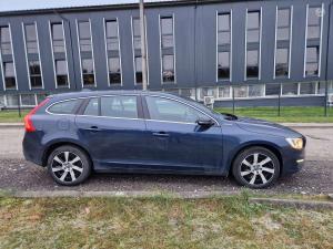 Zils Volvo V60 2014 Viļņa, ar dzinēja tilpumu 2.40 L un nobraukumu 300 tūkst. km par 5500 €, foto 4 vietnē AUTOMOTO.COM.LV